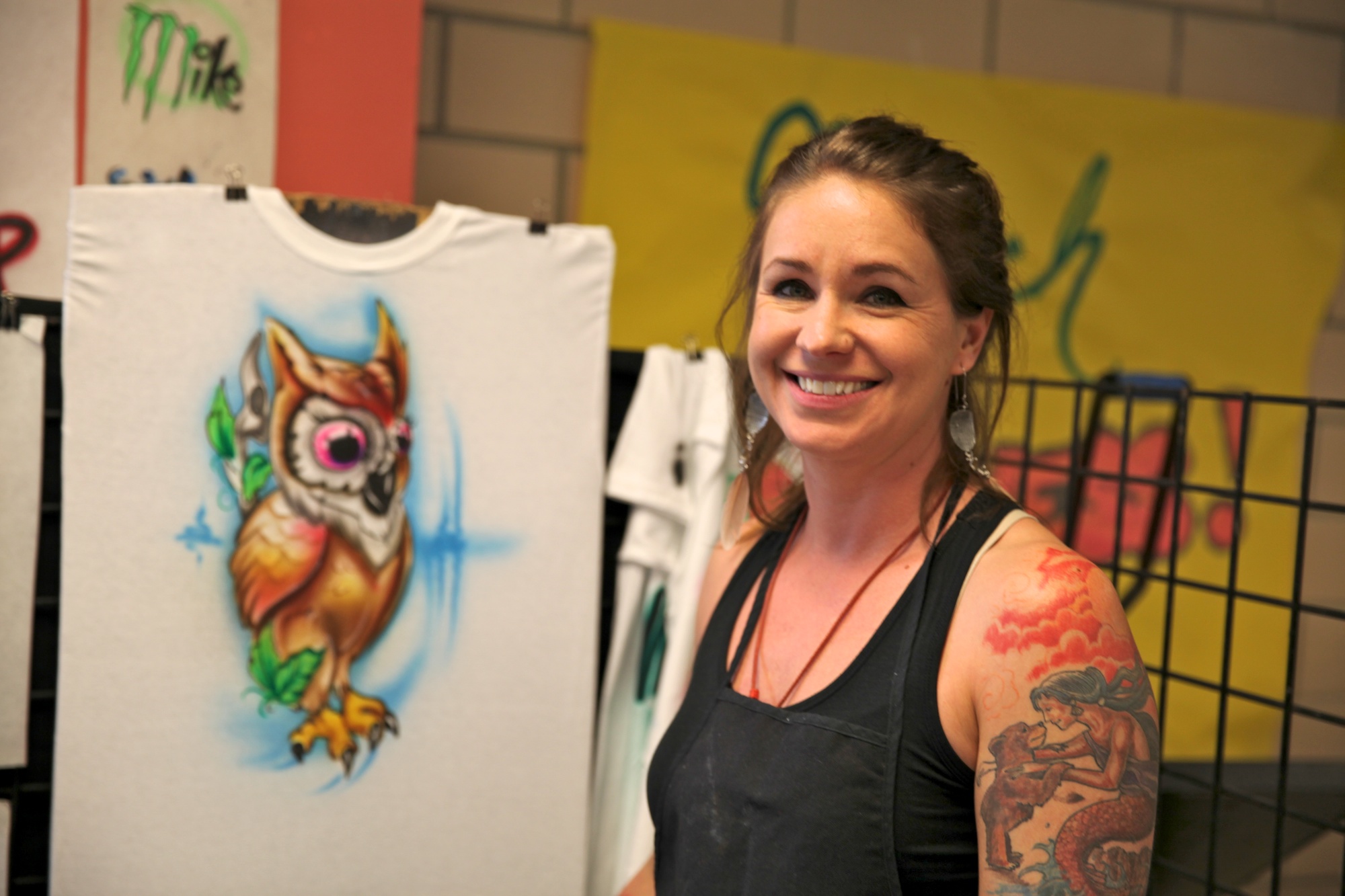 Airbrush Artist at Work – Ruth E. Hendricks Photography